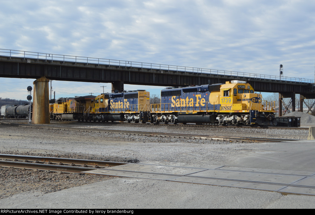 BNSF 1739 leads a transfer eb out of santa fe jct